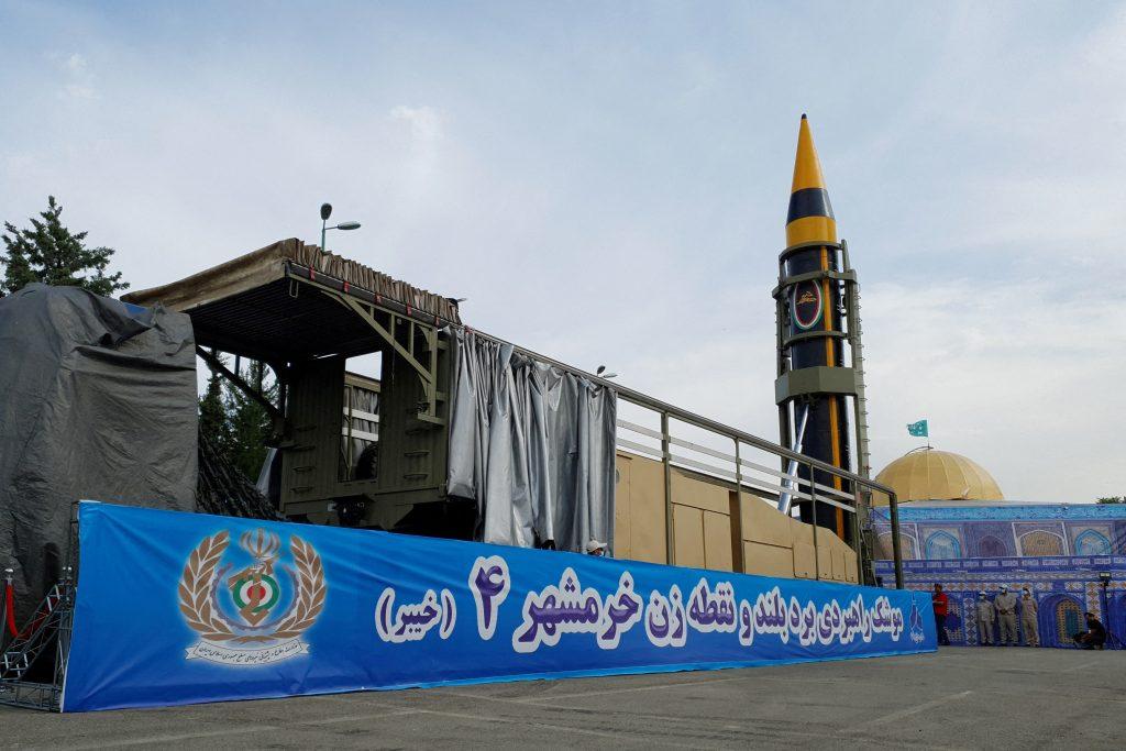 Iran Unveils 2 000 Km Ballistic Missile Ifmat